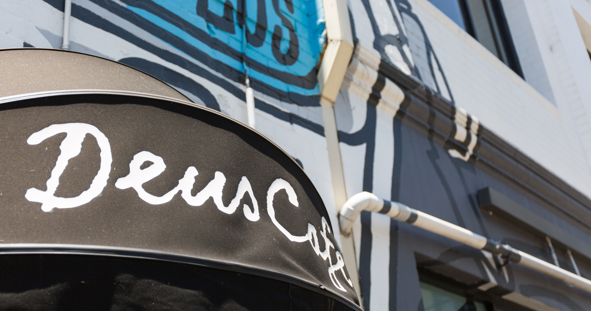 シドニー発のバイク・ブランド併設カフェ「デウス・カフェ（DEUS CAFE）」