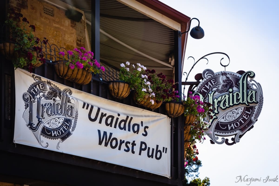 パブの地下でワイン・テイスティング「ユレイドラ・ホテル(URAIDLA HOTEL)」