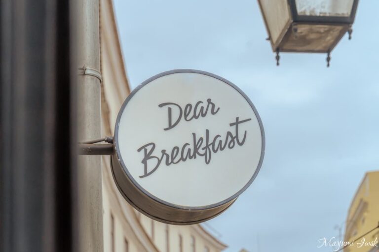 トラムを眺めながら「Dear Breakfast」でゆったりブランチ